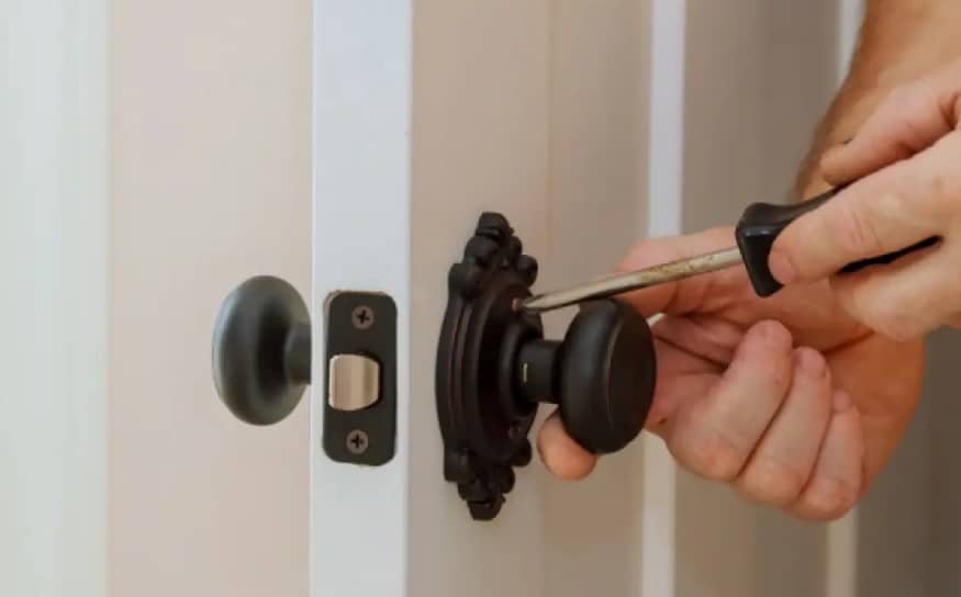 Does the main door hardware have to match the house?
